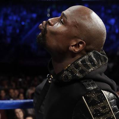 Floyd Mayweather Enters Conor McGregor Fight Wearing Ski Mask MMA News